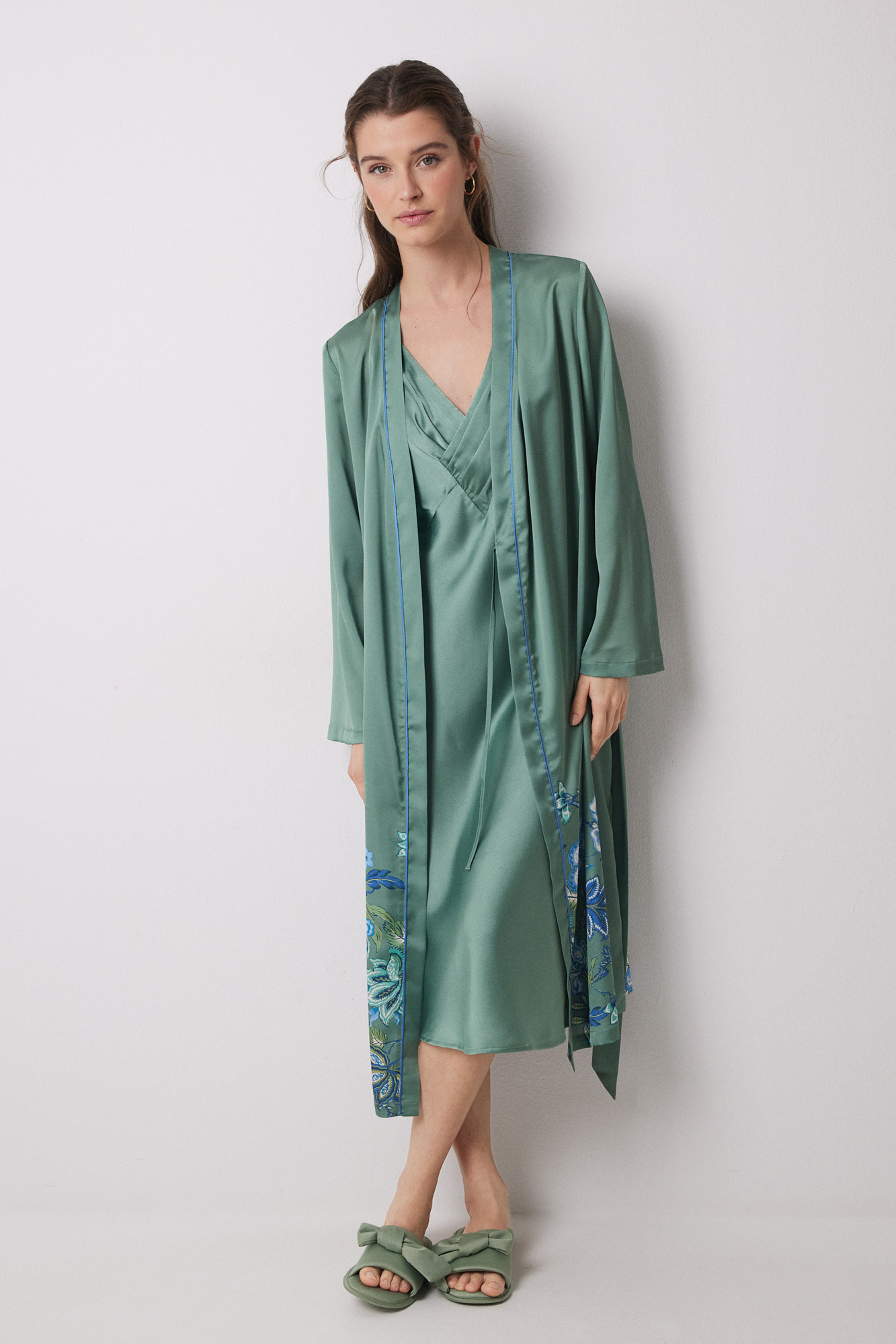 Bata midi satén verde flores | ¡TODO al 50% y más! | WomenSecret-MX